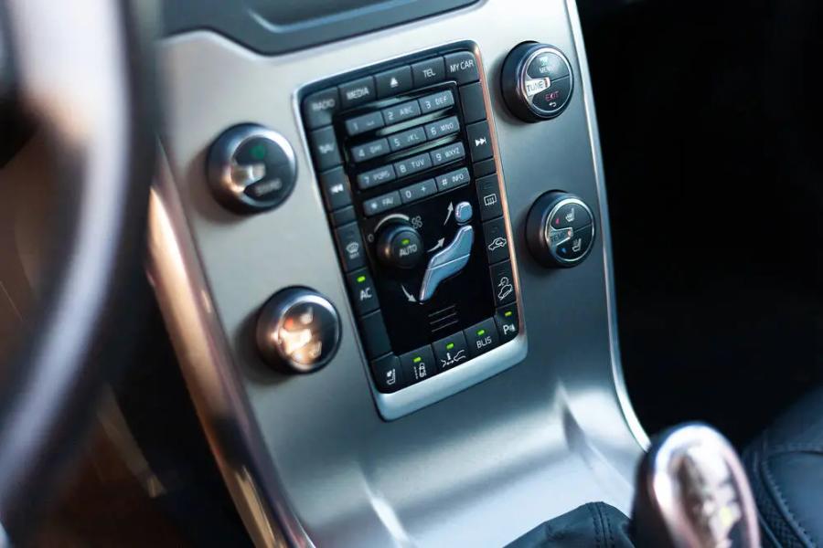 Pelēks Volvo XC70 2013 Rīga, ar dzinēja tilpumu 2.40 L un nobraukumu 330 tūkst. km par 10995 €, foto 20 vietnē AUTOMOTO.COM.LV