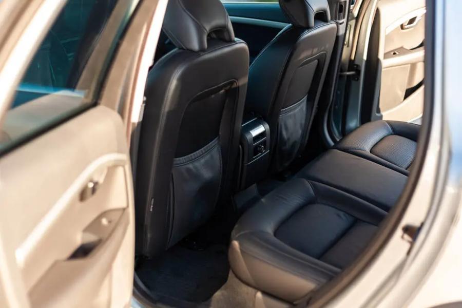 Pelēks Volvo XC70 2013 Rīga, ar dzinēja tilpumu 2.40 L un nobraukumu 330 tūkst. km par 10995 €, foto 24 vietnē AUTOMOTO.COM.LV