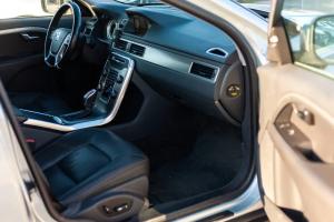 Pelēks Volvo XC70 2013 Rīga, ar dzinēja tilpumu 2.40 L un nobraukumu 330 tūkst. km par 10995 €, foto 25 vietnē AUTOMOTO.COM.LV