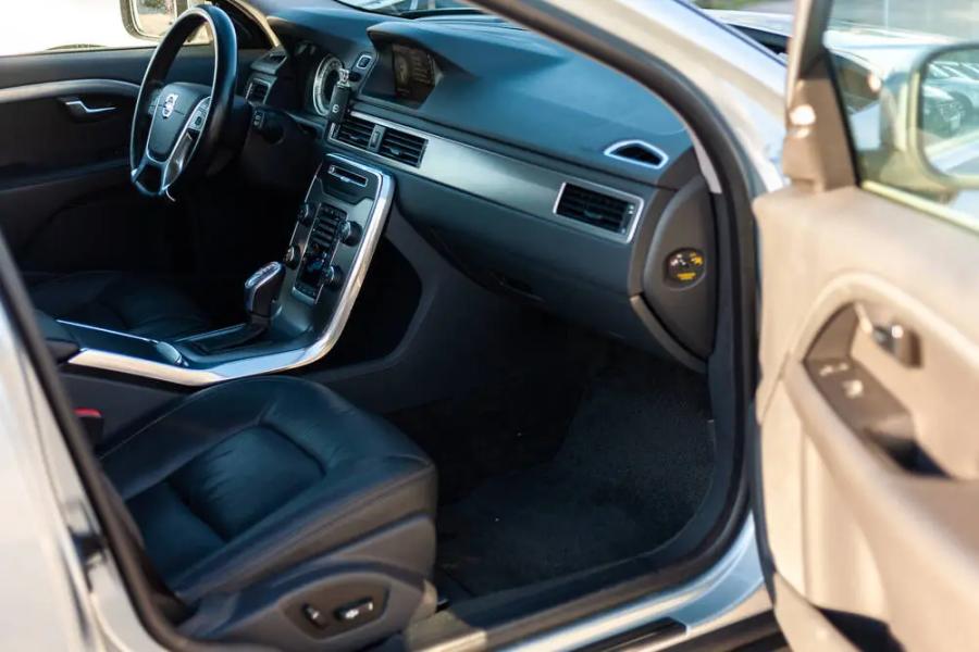 Pelēks Volvo XC70 2013 Rīga, ar dzinēja tilpumu 2.40 L un nobraukumu 330 tūkst. km par 10995 €, foto 25 vietnē AUTOMOTO.COM.LV