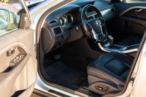 Pelēks Volvo XC70 2013 Rīga, ar dzinēja tilpumu 2.40 L un nobraukumu 330 tūkst. km par 10995 €, foto 27 vietnē AUTOMOTO.COM.LV