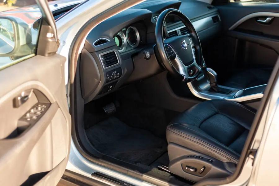 Pelēks Volvo XC70 2013 Rīga, ar dzinēja tilpumu 2.40 L un nobraukumu 330 tūkst. km par 10995 €, foto 27 vietnē AUTOMOTO.COM.LV