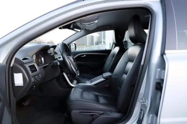 Pelēks Volvo XC70 2014 Jelgava, ar dzinēja tilpumu 2.00 L un nobraukumu 254 tūkst. km par 10000 €, foto 9 vietnē AUTOMOTO.COM.LV