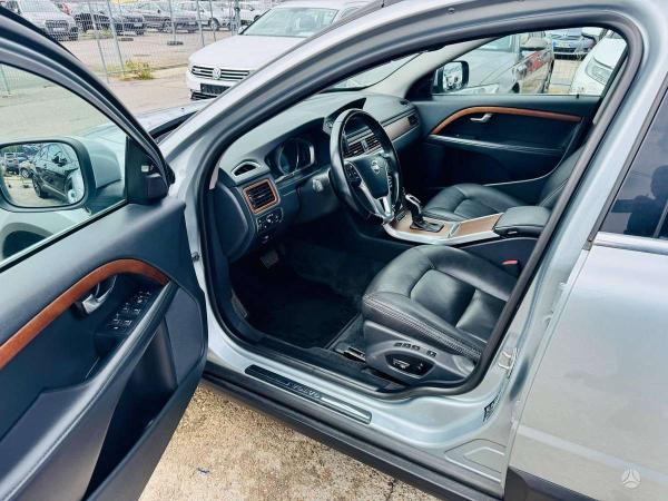 Grey Volvo XC70 2014 in Kaunas, with an engine capacity of 2.40 L and mileage of 308 thousand km for 13350 €, photo 7 on AUTOMOTO.COM.LV