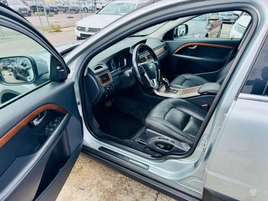 Grey Volvo XC70 2014 in Kaunas, with an engine capacity of 2.40 L and mileage of 308 thousand km for 13350 €, photo 8 on AUTOMOTO.COM.LV