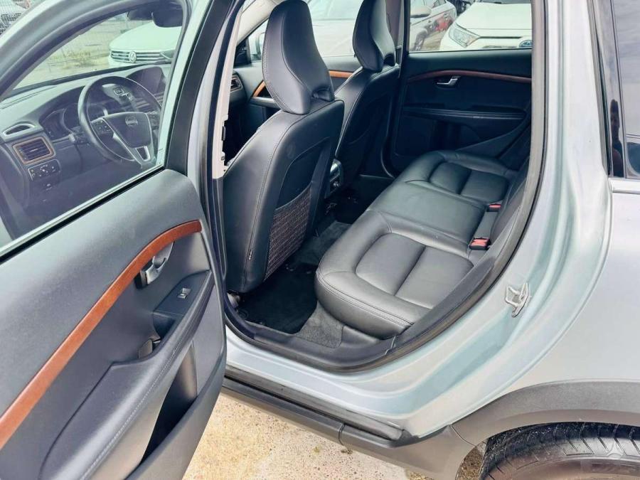 Grey Volvo XC70 2014 in Kaunas, with an engine capacity of 2.40 L and mileage of 308 thousand km for 13350 €, photo 9 on AUTOMOTO.COM.LV