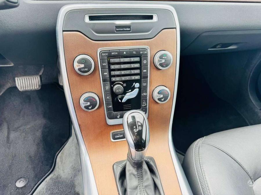 Grey Volvo XC70 2014 in Kaunas, with an engine capacity of 2.40 L and mileage of 308 thousand km for 13350 €, photo 18 on AUTOMOTO.COM.LV