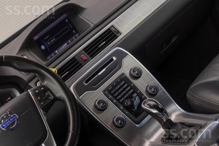 Pelēks Volvo XC70 2014 Rīga, ar dzinēja tilpumu 2.40 L un nobraukumu 263 tūkst. km par 9995 €, foto 15 vietnē AUTOMOTO.COM.LV