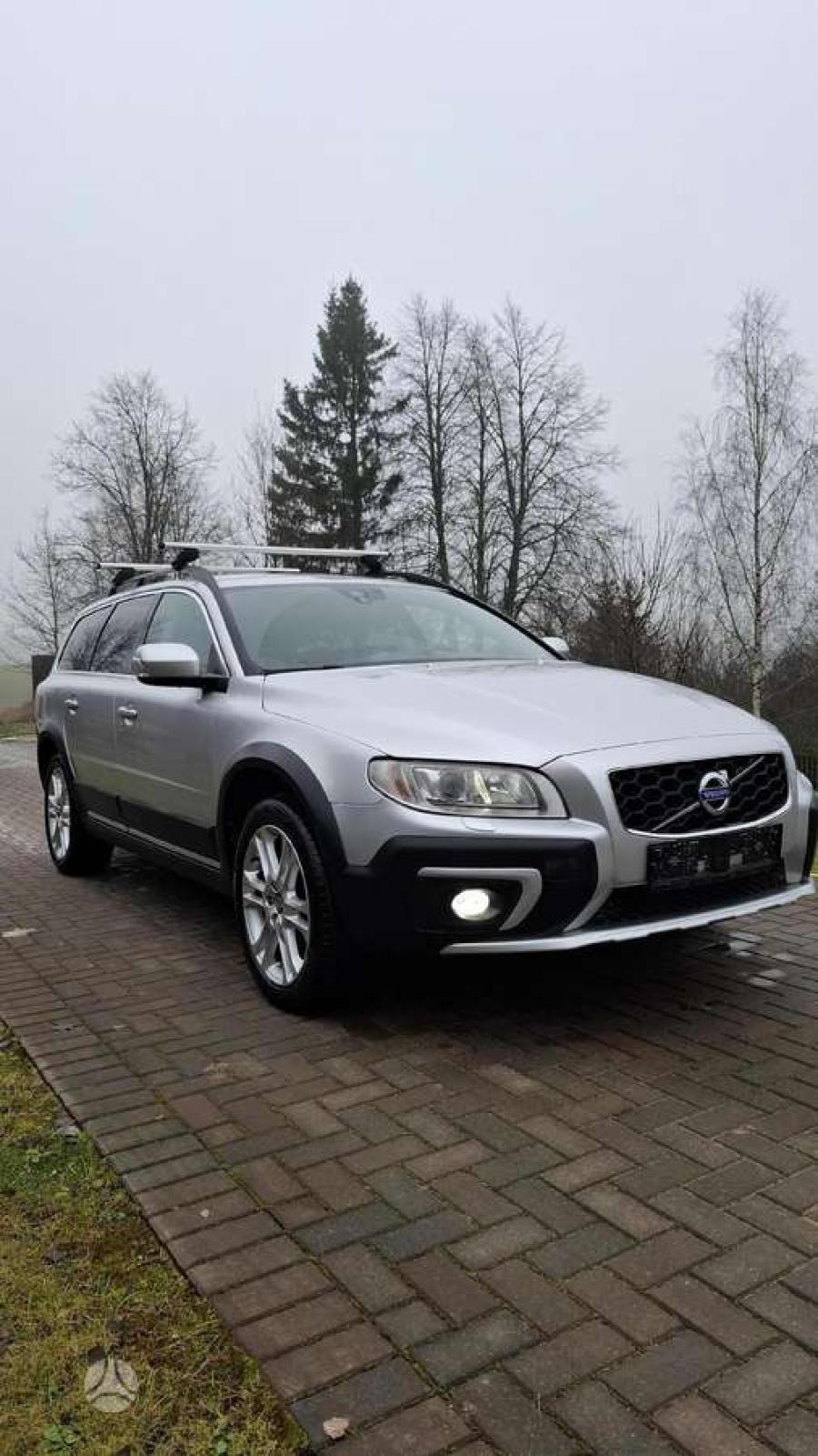 Grey Volvo XC70 2015 in Vilnius, with an engine capacity of 2.40 L and mileage of 332 thousand km for 9999 €, photo 1 on AUTOMOTO.COM.LV