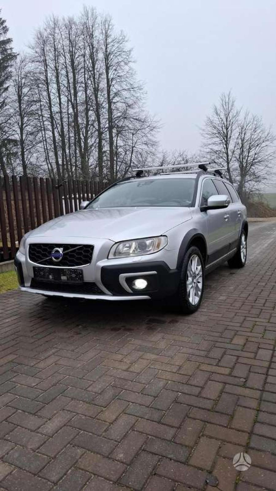 Grey Volvo XC70 2015 in Vilnius, with an engine capacity of 2.40 L and mileage of 332 thousand km for 9999 €, photo 2 on AUTOMOTO.COM.LV