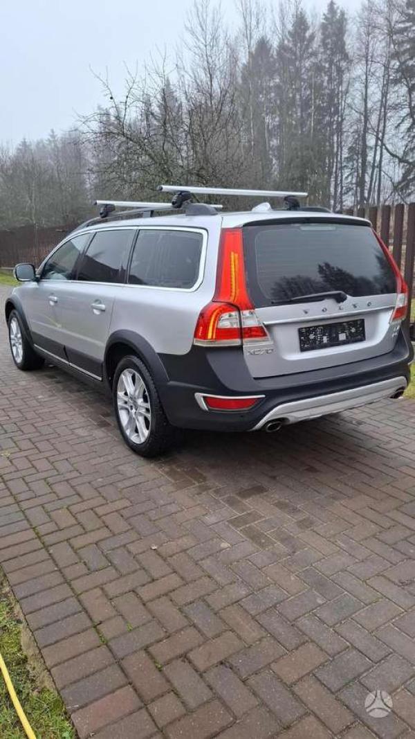 Grey Volvo XC70 2015 in Vilnius, with an engine capacity of 2.40 L and mileage of 332 thousand km for 9999 €, photo 3 on AUTOMOTO.COM.LV