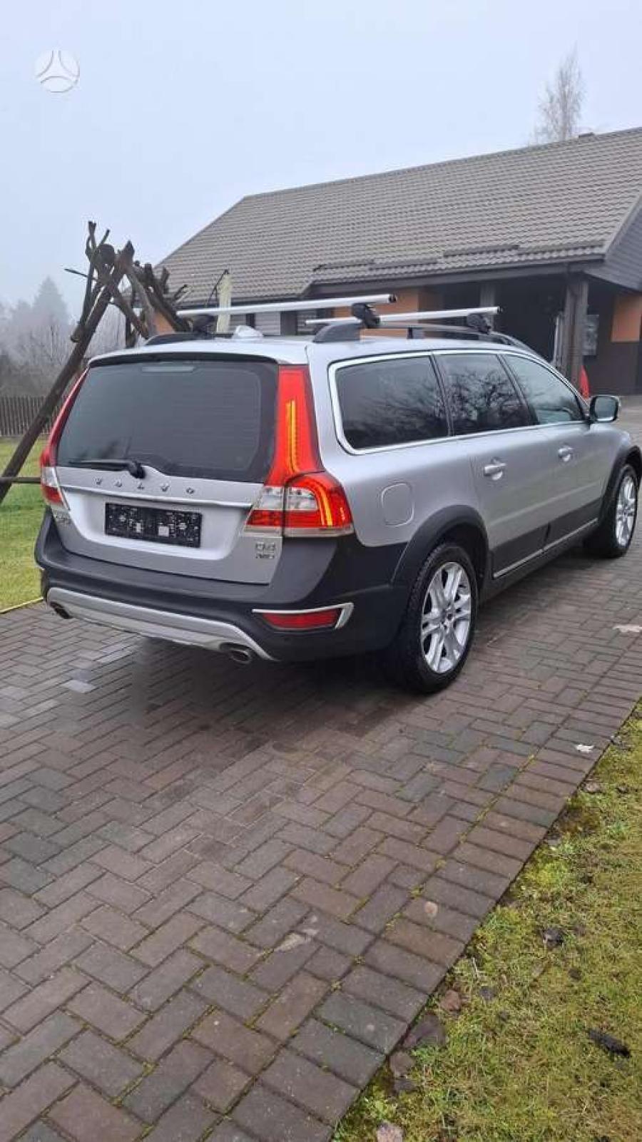 Grey Volvo XC70 2015 in Vilnius, with an engine capacity of 2.40 L and mileage of 332 thousand km for 9999 €, photo 4 on AUTOMOTO.COM.LV