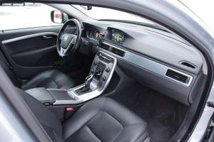 Grey Volvo XC70 2015 in Vilnius, with an engine capacity of 1.97 L and mileage of 338 thousand km for 10600 €, photo 16 on AUTOMOTO.COM.LV