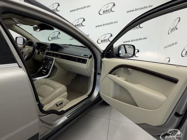 Grey Volvo XC70 2015 in Avizieniai, with an engine capacity of 3.00 L and mileage of 0 thousand km for 12700 €, photo 8 on AUTOMOTO.COM.LV