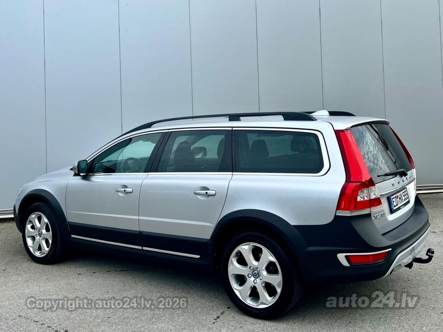 Grey Volvo XC70 2016 in Tallinn, with an engine capacity of 2.40 L and mileage of 239 thousand km for 15999 €, photo 4 on AUTOMOTO.COM.LV