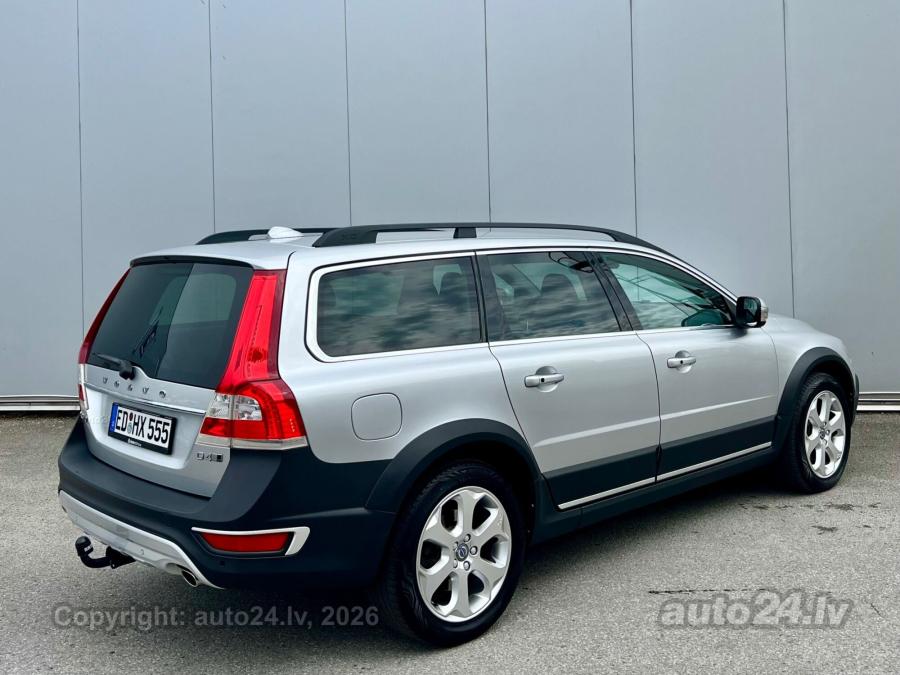 Grey Volvo XC70 2016 in Tallinn, with an engine capacity of 2.40 L and mileage of 239 thousand km for 15999 €, photo 7 on AUTOMOTO.COM.LV