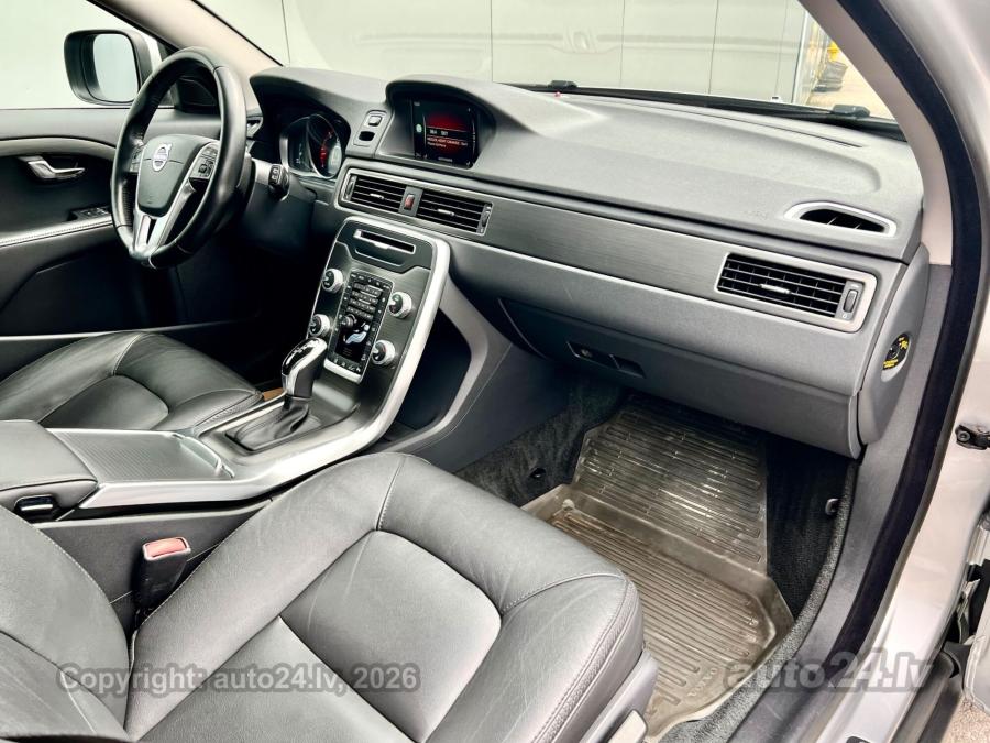 Grey Volvo XC70 2016 in Tallinn, with an engine capacity of 2.40 L and mileage of 239 thousand km for 15999 €, photo 8 on AUTOMOTO.COM.LV