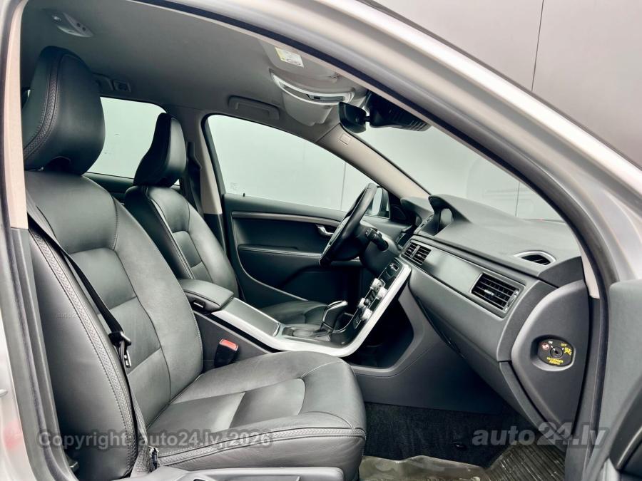 Grey Volvo XC70 2016 in Tallinn, with an engine capacity of 2.40 L and mileage of 239 thousand km for 15999 €, photo 9 on AUTOMOTO.COM.LV
