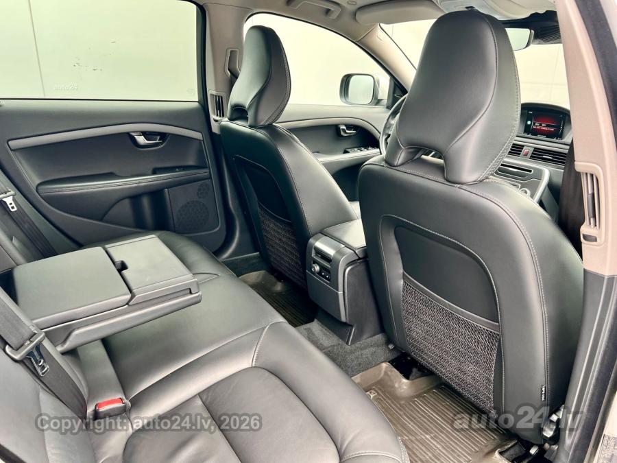 Grey Volvo XC70 2016 in Tallinn, with an engine capacity of 2.40 L and mileage of 239 thousand km for 15999 €, photo 10 on AUTOMOTO.COM.LV