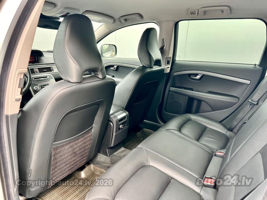 Grey Volvo XC70 2016 in Tallinn, with an engine capacity of 2.40 L and mileage of 239 thousand km for 15999 €, photo 12 on AUTOMOTO.COM.LV