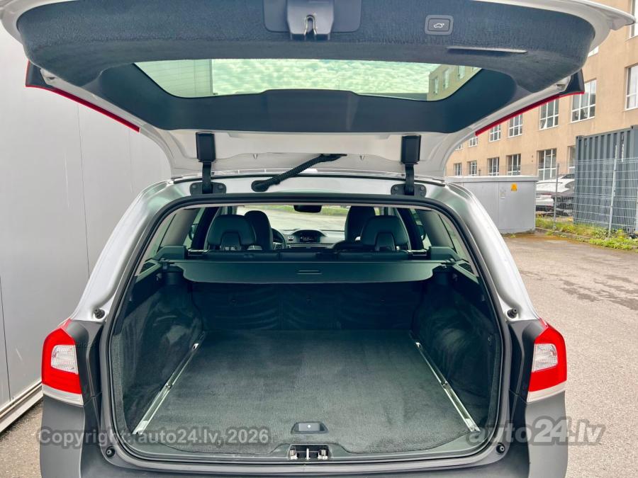 Grey Volvo XC70 2016 in Tallinn, with an engine capacity of 2.40 L and mileage of 239 thousand km for 15999 €, photo 22 on AUTOMOTO.COM.LV