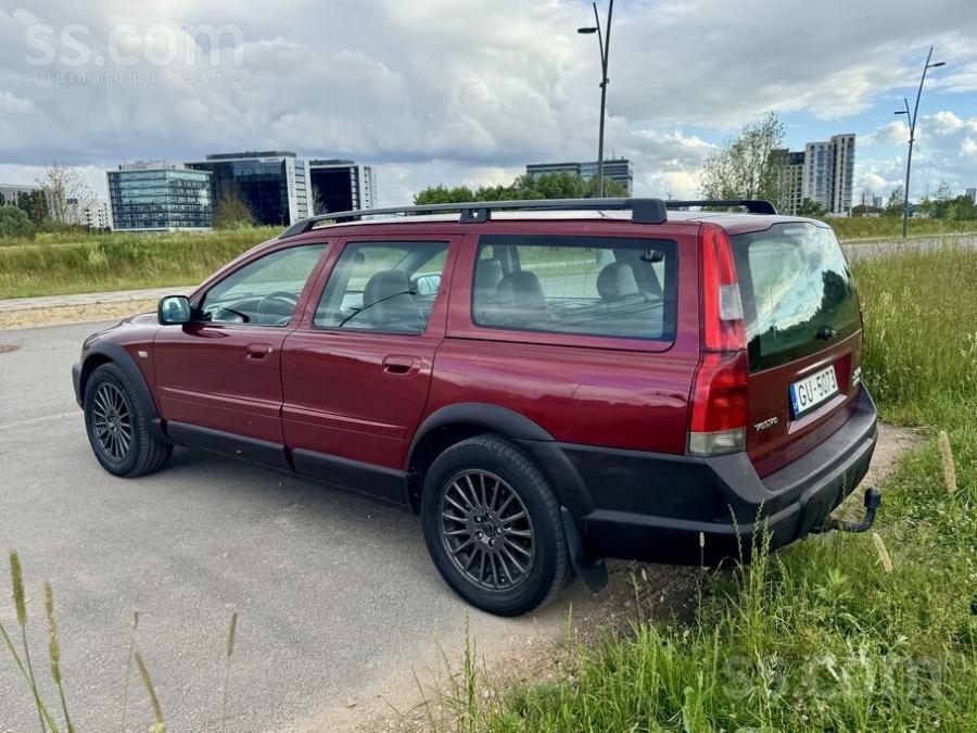 Red Volvo XC70 2003 in Riga, with an engine capacity of 2.40 L and mileage of 416 thousand km for 2200 €, photo 4 on AUTOMOTO.COM.LV