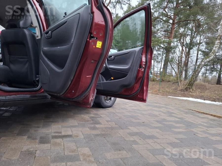 Sarkans Volvo XC70 2004 Ogre, ar dzinēja tilpumu 2.40 L un nobraukumu 413 tūkst. km par 3250 €, foto 7 vietnē AUTOMOTO.COM.LV