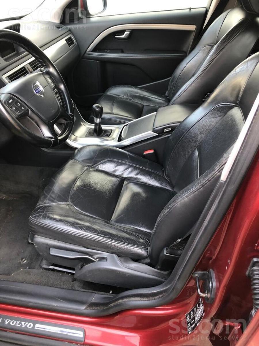 Red Volvo XC70 2011 in Jelgava, with an engine capacity of 2.40 L and mileage of 425 thousand km for 5500 €, photo 8 on AUTOMOTO.COM.LV