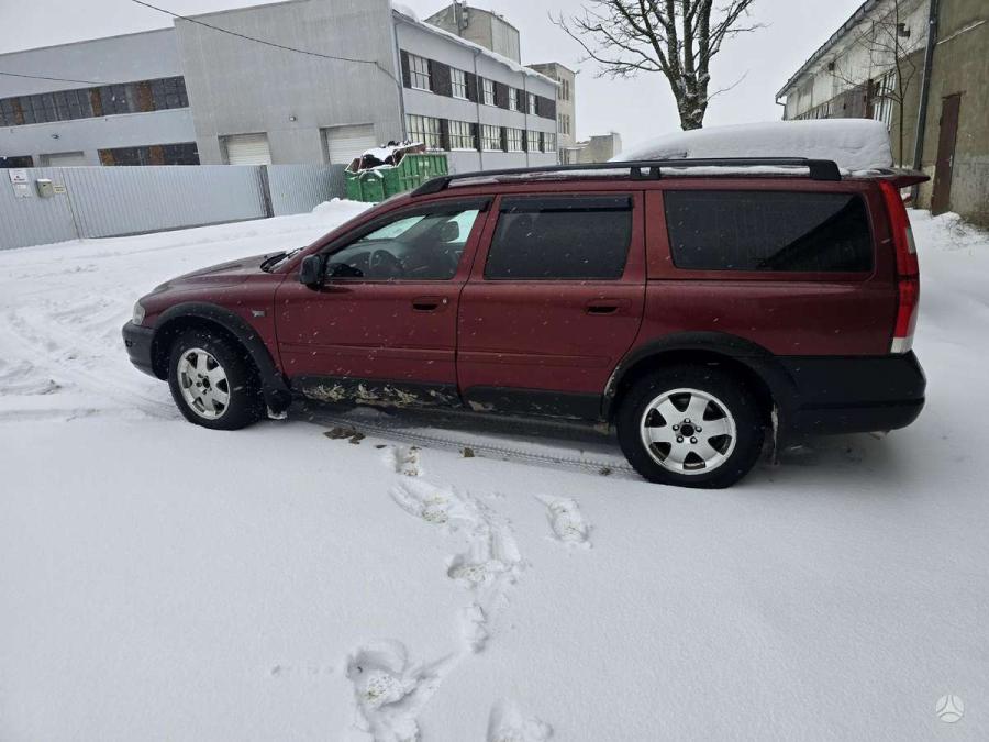 Red Volvo XC70 2002 in Sirvintos, with an engine capacity of 2.44 L and mileage of 406 thousand km for 2300 €, photo 1 on AUTOMOTO.COM.LV