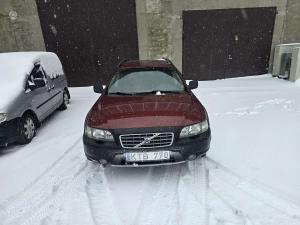 Red Volvo XC70 2002 in Sirvintos, with an engine capacity of 2.44 L and mileage of 406 thousand km for 2300 €, photo 2 on AUTOMOTO.COM.LV