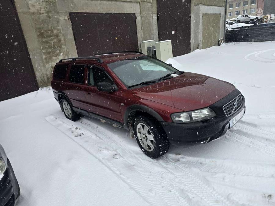 Red Volvo XC70 2002 in Sirvintos, with an engine capacity of 2.44 L and mileage of 406 thousand km for 2300 €, photo 3 on AUTOMOTO.COM.LV