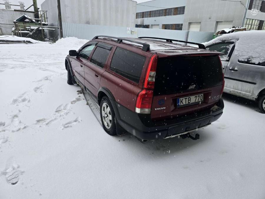Red Volvo XC70 2002 in Sirvintos, with an engine capacity of 2.44 L and mileage of 406 thousand km for 2300 €, photo 4 on AUTOMOTO.COM.LV