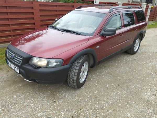 Red Volvo XC70 2002 in Klaipeda, with an engine capacity of 2.40 L and mileage of 475 thousand km for 2600 €, photo 2 on AUTOMOTO.COM.LV