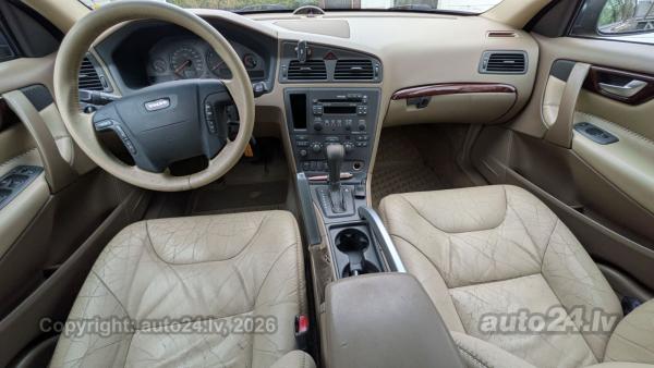 Red Volvo XC70 2003 in Tallinn, with an engine capacity of 2.40 L and mileage of 351 thousand km for 4500 €, photo 7 on AUTOMOTO.COM.LV