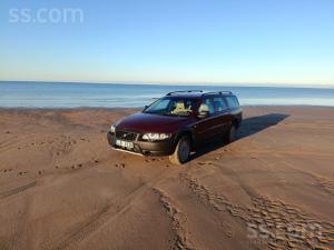 Red Volvo XC70 2003 in Riga, with an engine capacity of 2.40 L and mileage of 350 thousand km for 1800 €, photo  on AUTOMOTO.COM.LV