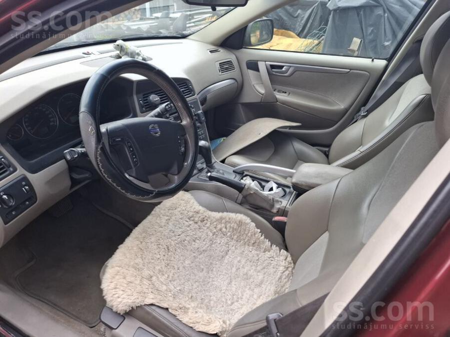 Sarkans Volvo XC70 2003 Ogre, ar dzinēja tilpumu 2.40 L un nobraukumu 324 tūkst. km par 2200 €, foto 3 vietnē AUTOMOTO.COM.LV