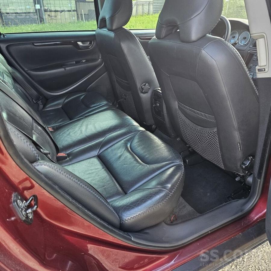 Sarkans Volvo XC70 2006 Rīga, ar dzinēja tilpumu 2.40 L un nobraukumu 295 tūkst. km par 3790 €, foto 12 vietnē AUTOMOTO.COM.LV