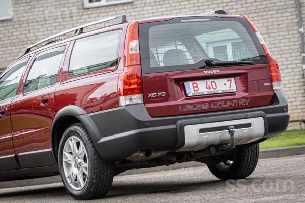Red Volvo XC70 2006 in Tukums, with an engine capacity of 2.40 L and mileage of 397 thousand km for 5500 €, photo 7 on AUTOMOTO.COM.LV