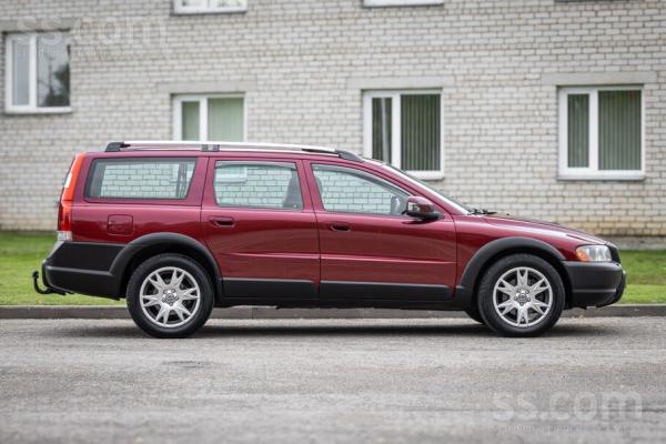 Red Volvo XC70 2006 in Tukums, with an engine capacity of 2.40 L and mileage of 397 thousand km for 5500 €, photo 11 on AUTOMOTO.COM.LV