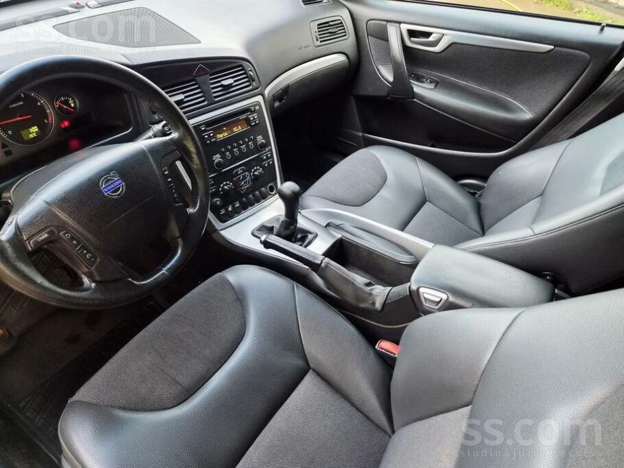 Sarkans Volvo XC70 2006 Preiļi, ar dzinēja tilpumu 2.40 L un nobraukumu 0 tūkst. km par 3050 €, foto 9 vietnē AUTOMOTO.COM.LV