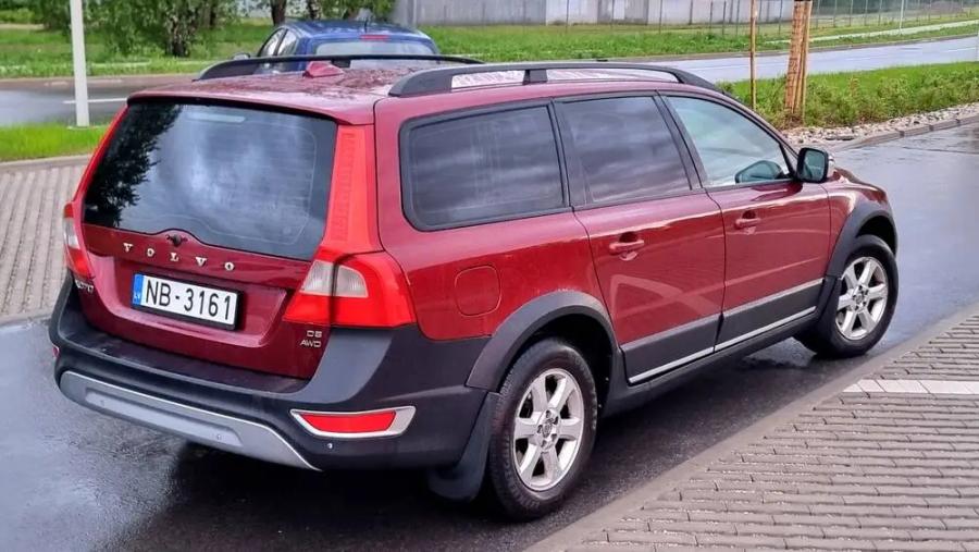Красный Вольво ХС70 2008 в Цесис, объемом двигателя 2.40 л и пробегом 480 тыс. км за 4200 €, фото 8 на AUTOMOTO.COM.LV