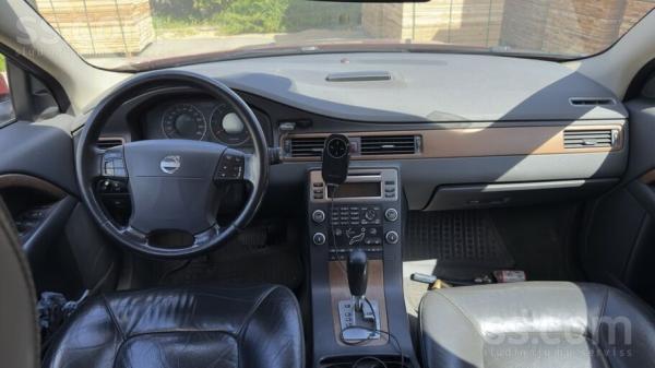 Red Volvo XC70 2008 in Rezekne, with an engine capacity of 2.40 L and mileage of 451 thousand km for 3300 €, photo 5 on AUTOMOTO.COM.LV