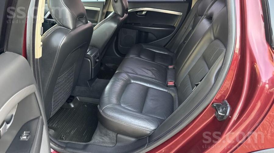 Red Volvo XC70 2008 in Rezekne, with an engine capacity of 2.40 L and mileage of 366 thousand km for 4550 €, photo 13 on AUTOMOTO.COM.LV