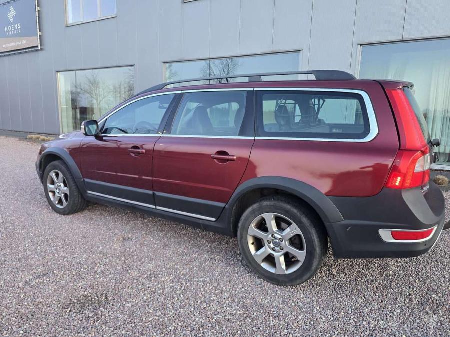Red Volvo XC70 2009 in Raseiniai, with an engine capacity of 2.40 L and mileage of 338 thousand km for 5350 €, photo 1 on AUTOMOTO.COM.LV