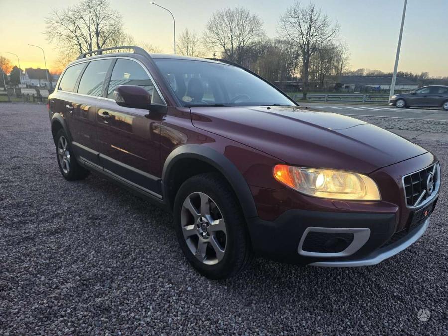 Red Volvo XC70 2009 in Raseiniai, with an engine capacity of 2.40 L and mileage of 338 thousand km for 5350 €, photo 2 on AUTOMOTO.COM.LV