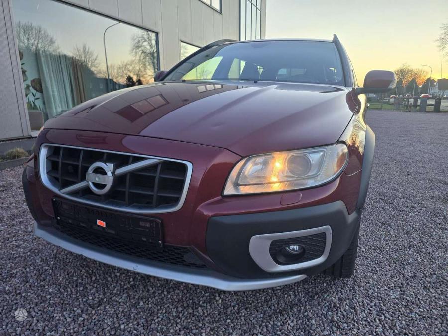 Red Volvo XC70 2009 in Raseiniai, with an engine capacity of 2.40 L and mileage of 338 thousand km for 5350 €, photo 3 on AUTOMOTO.COM.LV