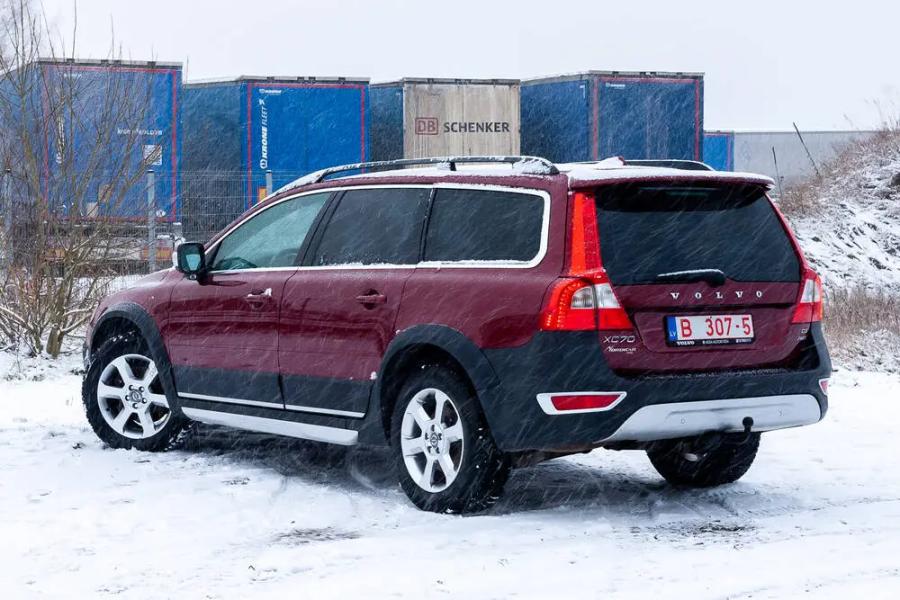 Красный Вольво ХС70 2009 в Рига, объемом двигателя 2.40 л и пробегом 404 тыс. км за 6995 €, фото 3 на AUTOMOTO.COM.LV