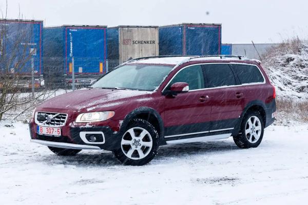 Red Volvo XC70 2009 in Riga, with an engine capacity of 2.40 L and mileage of 404 thousand km for 6995 €, photo 3 on AUTOMOTO.COM.LV
