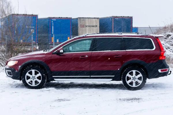 Red Volvo XC70 2009 in Riga, with an engine capacity of 2.40 L and mileage of 404 thousand km for 6995 €, photo 7 on AUTOMOTO.COM.LV