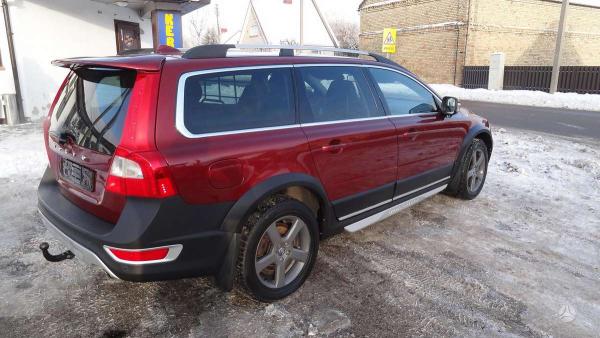 Red Volvo XC70 2010 in Joniskis, with an engine capacity of 2.40 L and mileage of 284 thousand km for 7777 €, photo 9 on AUTOMOTO.COM.LV